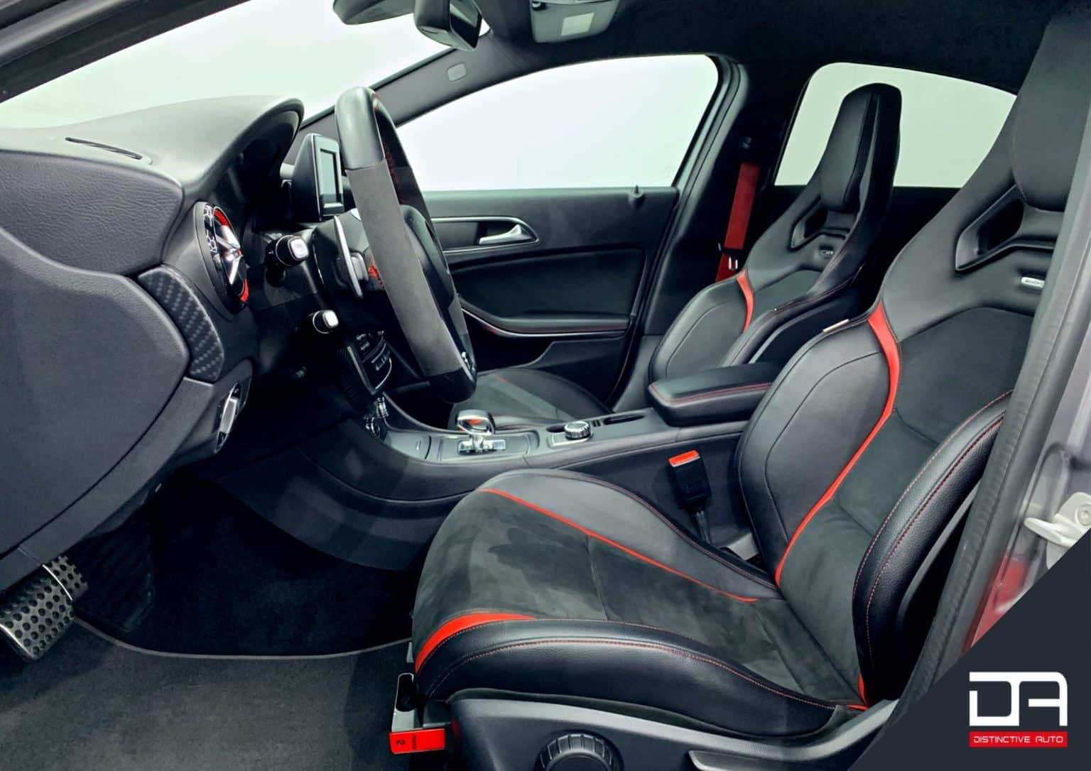 Nettoyer l’alcantara d’une voiture - Distinctive Auto